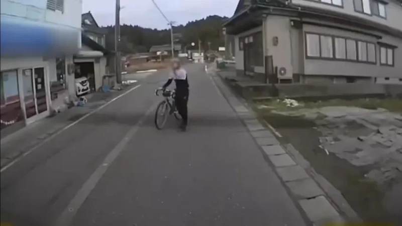 监控拍下日本地震大地摇晃瞬间!