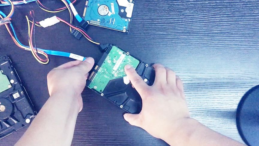 粉丝硬盘通电直接冒火花,电路板Bios芯片丢失,看凯哥如何修好