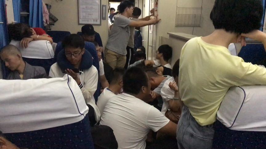女孩坐绿皮车从南京回家,火车上场面堪比春运,11小时无座怎么熬