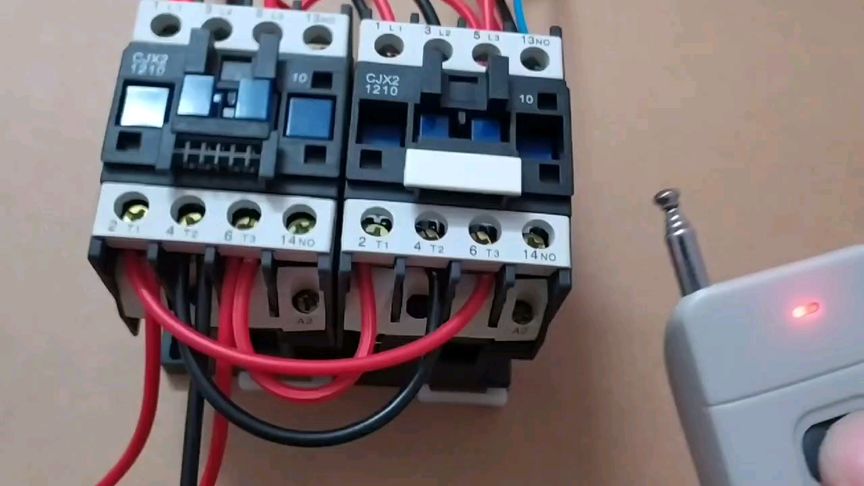 电机正反转开关接触器实物接线方法,设想如何实现遥控正反转