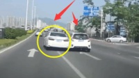 行车记录仪: 丰田司机开车玩手机撞上旁边本田飞度, 任凭司机如何按...