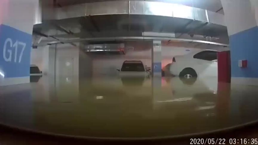 监控记录地下车库被淹!洪水完美倒车入库令网友叹为观止