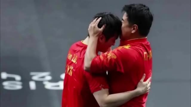 又抱又亲!王皓举起小胖走,樊振东冷静:比赛还没结束,还有团体