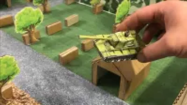 手工达人用纸板制作的坦克游戏机,还是用遥控器操作