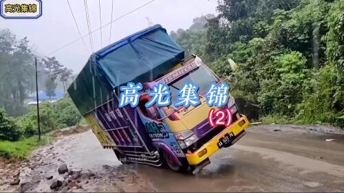 印尼网红坡,卡车精彩视频集锦,小卡车冲坡,前轮翘起几十公分