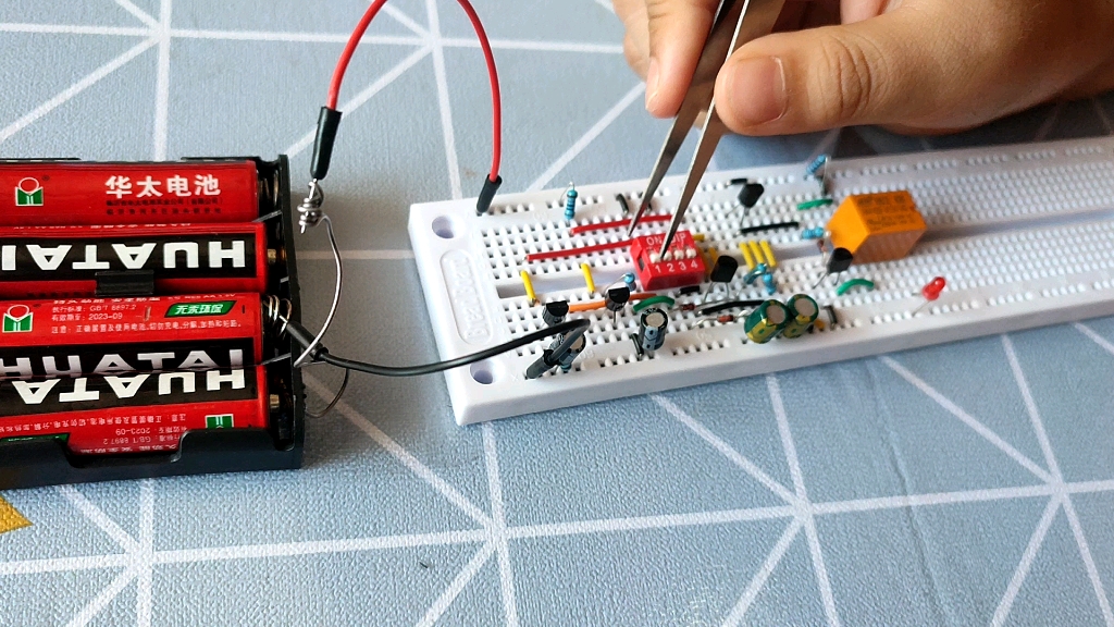 面包板电路——三极管密码锁