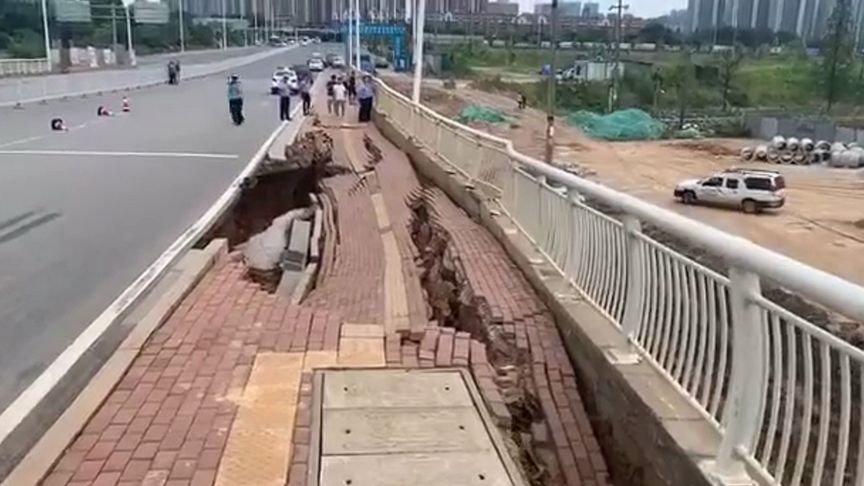 突发!湖南长沙一路段人行横道塌陷,裂痕约10米长,原因不明
