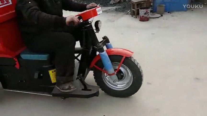 拉灰拉砖电动三轮车,载重210公斤问题不大,老舅开着在兜风!