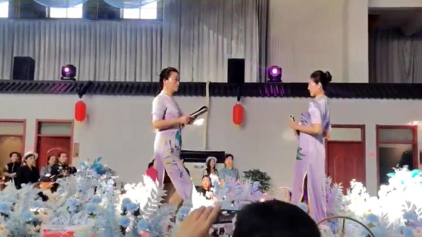 俄罗斯女画家的简笔画画在旗袍上,东西方文化结合