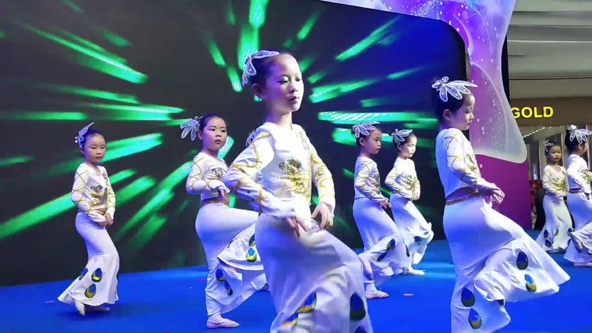 这些活泼可爱的小学生,现场跳的舞蹈,充满了童趣,让人很喜欢