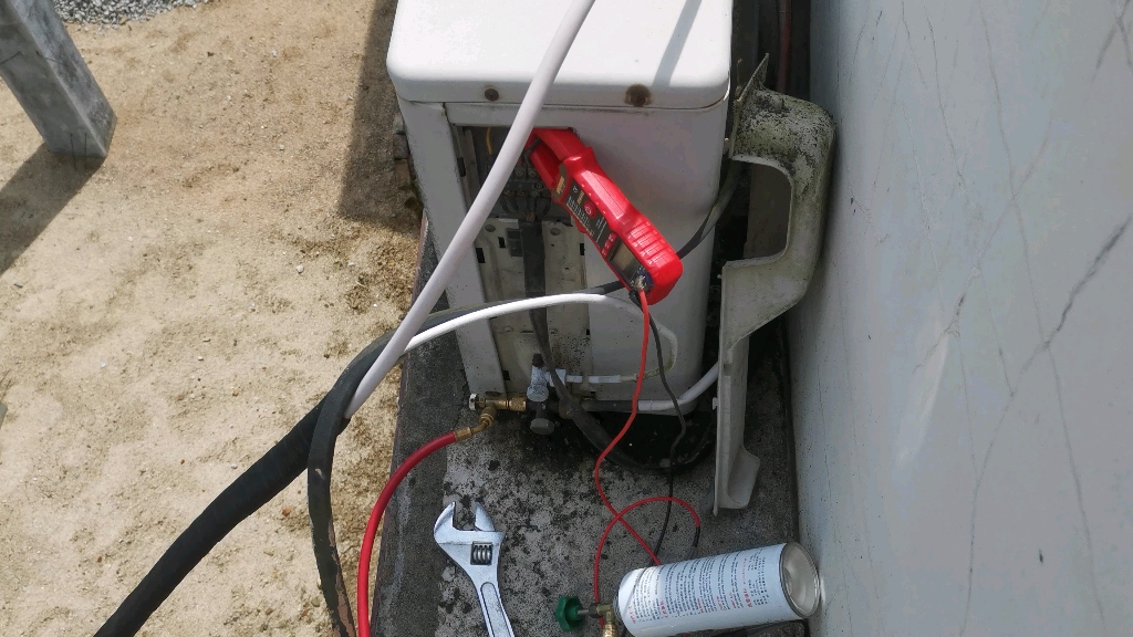 教大家如何判断压缩机好坏,就是卡电流,同时看压力表,空调维修收徒弟