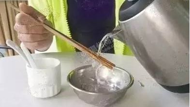 去饭店吃饭,用开水烫碗筷真的能消毒?专家讲太天真了,揭秘正确方法