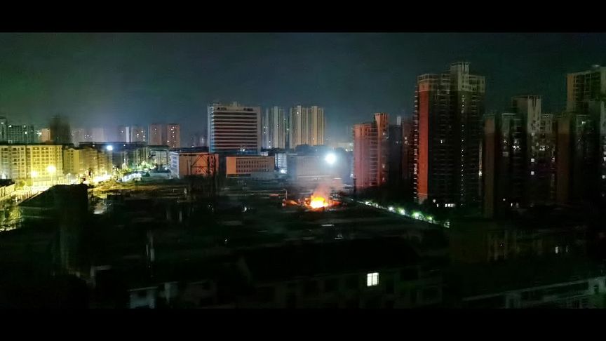 呀,这是嘛呀,这是创建全国文明城市的娄底,半夜放火烧工业垃圾