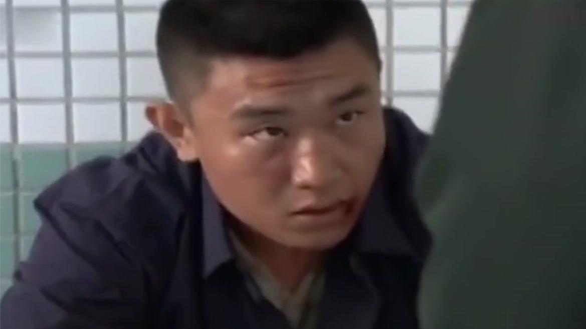 狗肉馆正在杀狗,战士一看竟是走失警犬,当场暴揍商贩