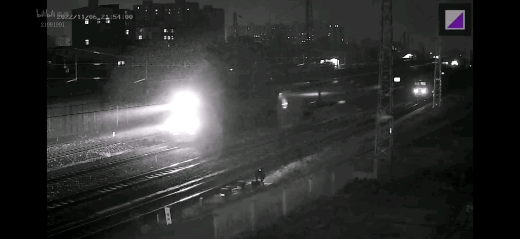 T167次列车交汇某货运列车