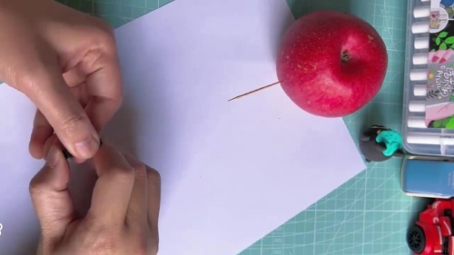 打火机制作唐门暗器,轻松穿透纸板刺入苹果!