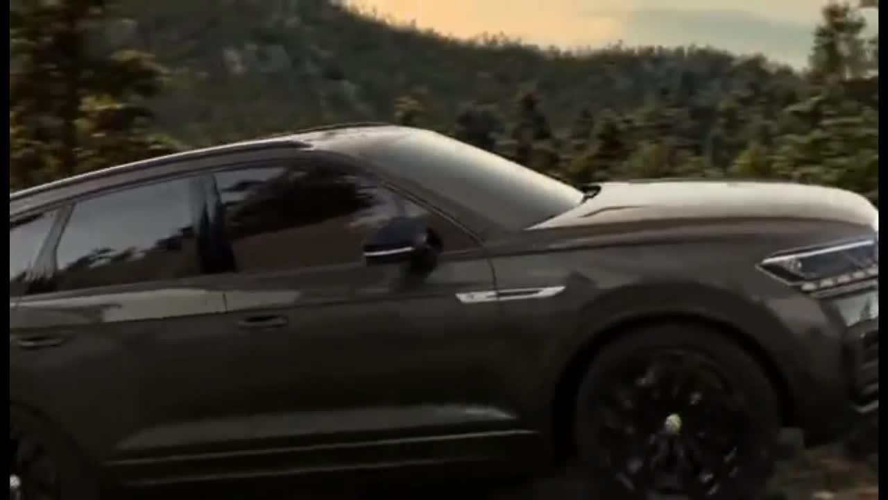 途锐全系标配带限滑锁止功能的后桥差速器,帮助车辆脱困。