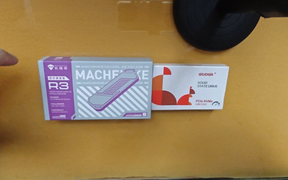 新买来的机械师R3固态硬盘盒居然翻车了!