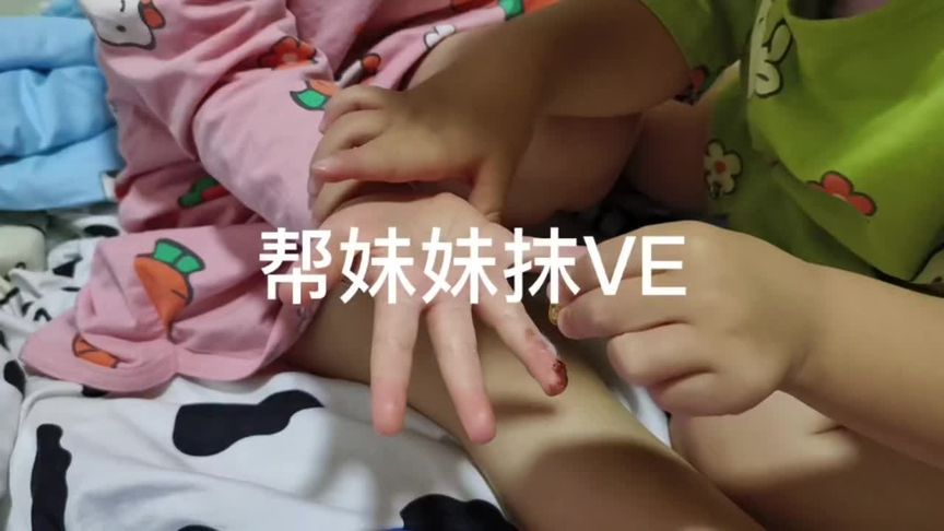 10.7号妹妹去医院采血,手指头扎了一针,回来关心的ߘ