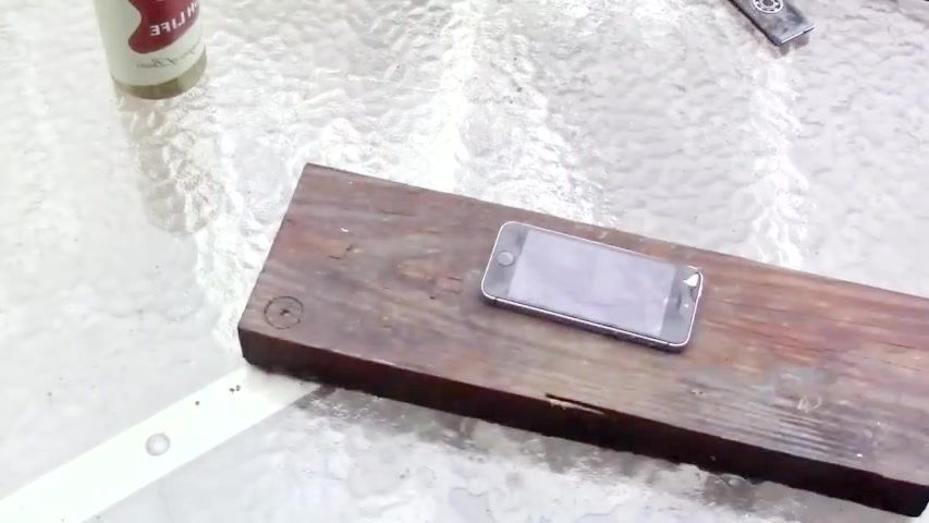 小伙的苹果手机坏了不舍得扔掉,制作了一个让人意想不到的东西!