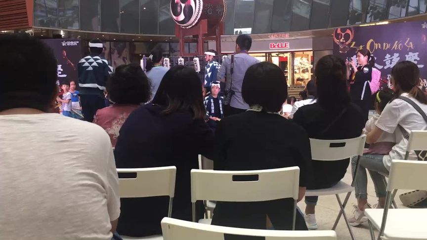 鬼太鼓座,日本传统文化来华表演,教中国小朋友们击鼓,其乐融融