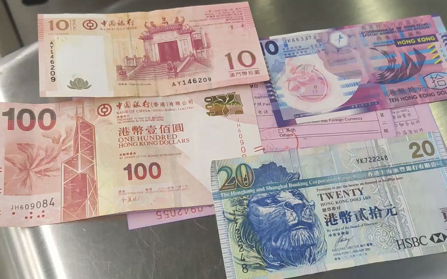 小伙第一次兑换港币,港币竟然是塑料材质,是不是换到假钱了?