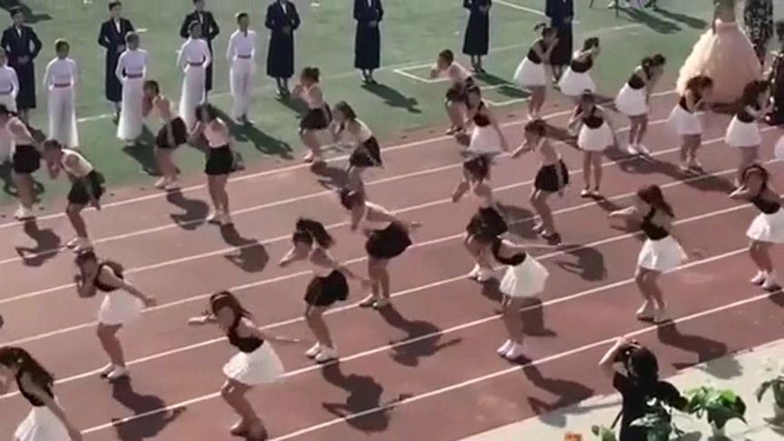 学校运动会入场,这个班级的节目最有亮点,给紫霞仙子加分