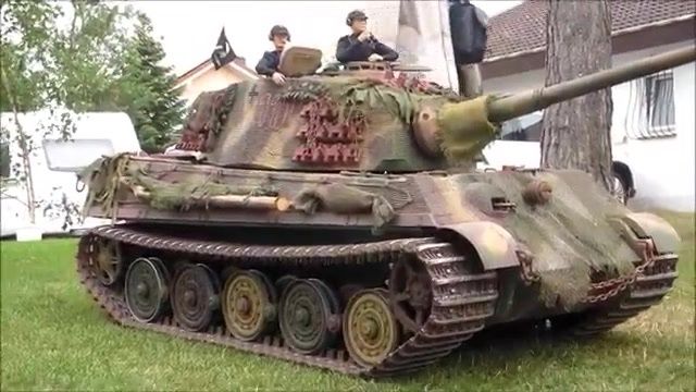 仿真坦克模型,玩的人乐此不疲,围观的目不转睛!