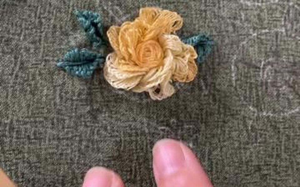 花骨朵绣法,图案简单但比较绕,需反复观看练习