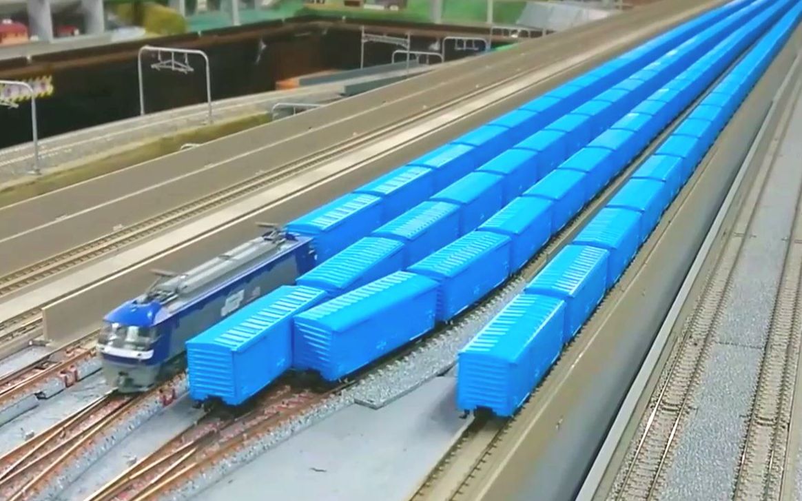 200节车厢的火车模型运转,列车一眼望不到头