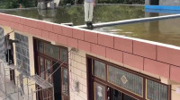 农村自建房楼顶拦水线排水管做的时候放高了,现在把它打掉重做