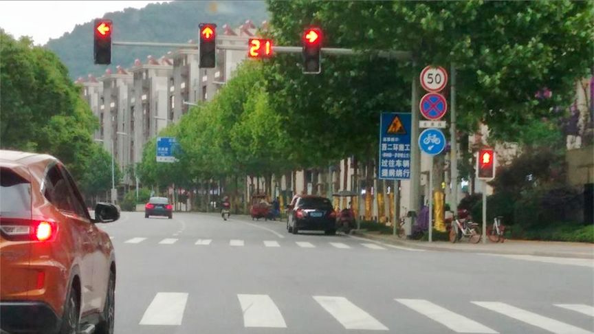 路口等红绿灯要拉手刹吗?很多人做不对,看完改变你想法