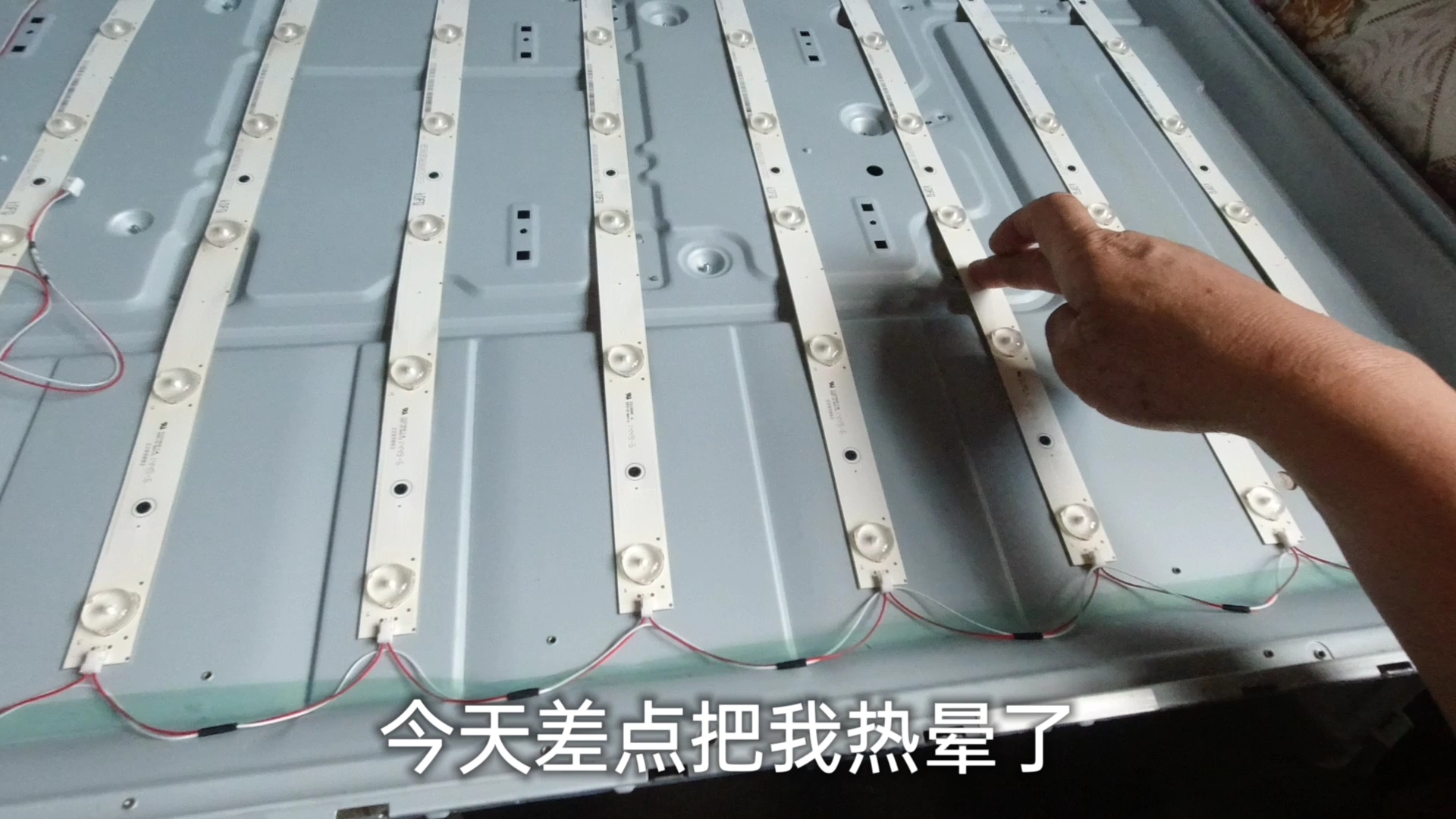 赚同样多的钱,吹着空调修电视好还是顶着烈日修空调好?