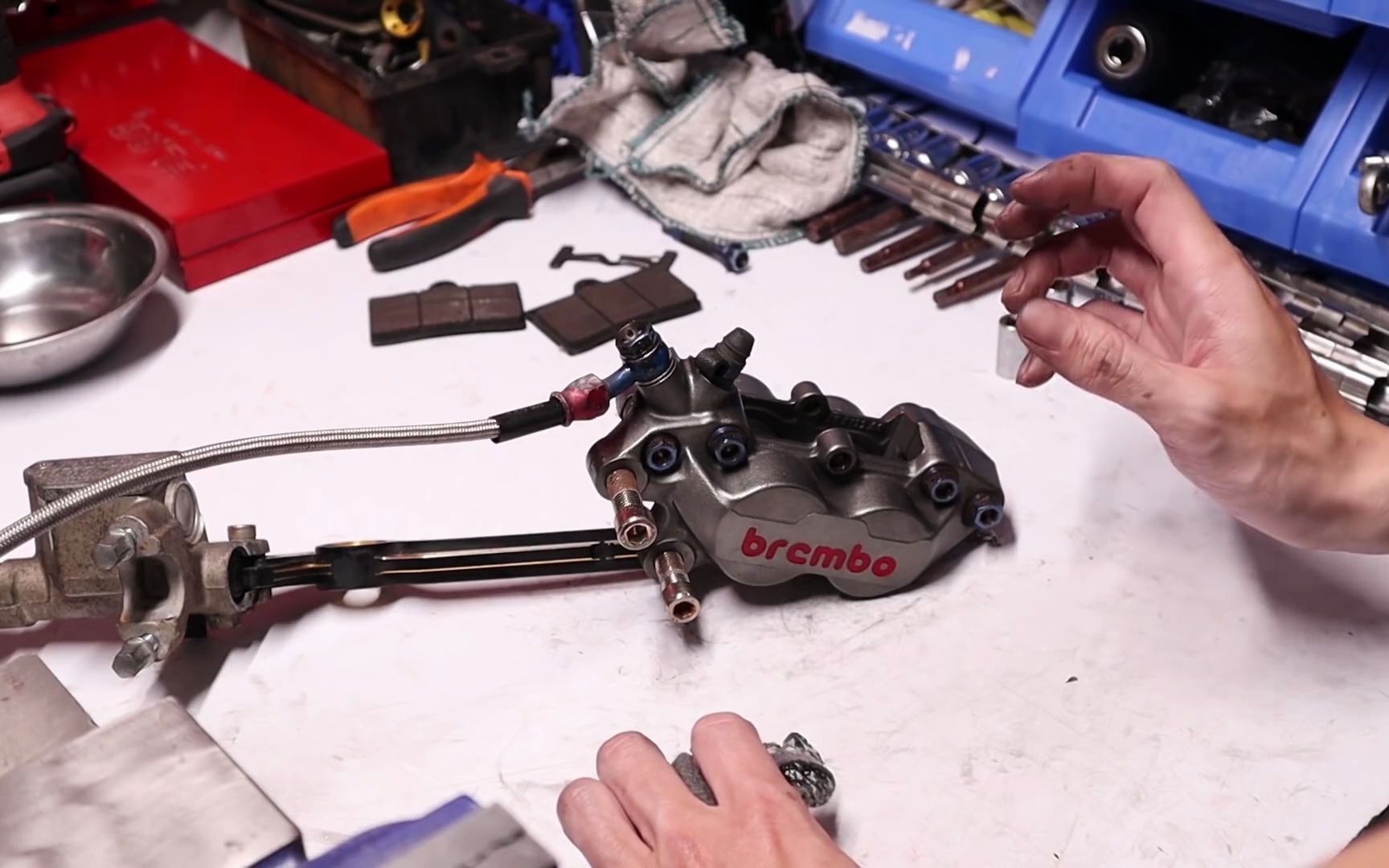 BREMBO布雷博卡钳制动鲍鱼拆解结构清洗技巧