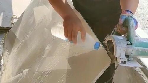 用切割机切一块瓷砖,要是没有这一瓶水,恐怕戴口罩都干不了活!