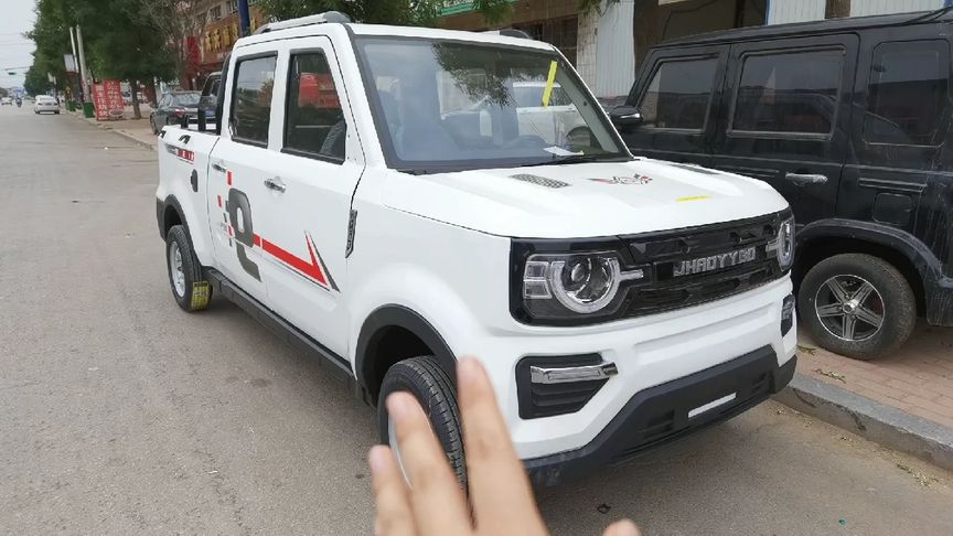 不用证也能开的皮卡车,拉人拉货1吨半,能加油能充电,5分钟学会