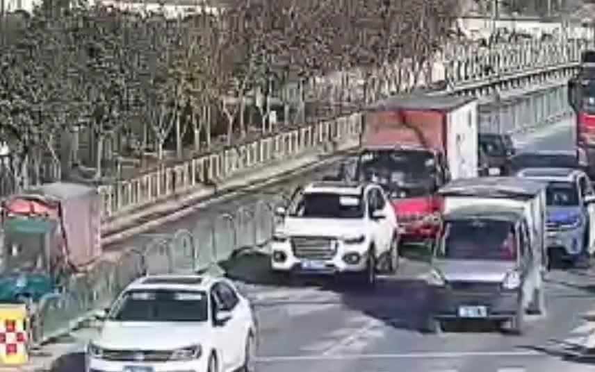 ...撞坏护栏最后停在了道路的最右侧,当时驾驶室和副驾驶室都有人员...