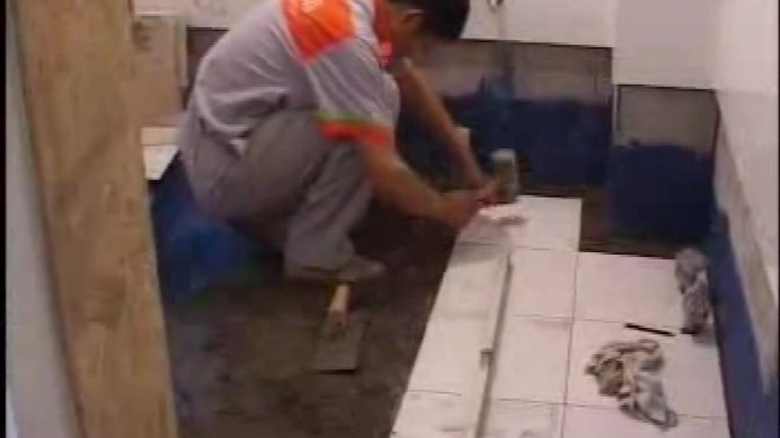 卫生间地砖铺贴流程,排砖确定平面,贴砖挖排水孔,勾缝