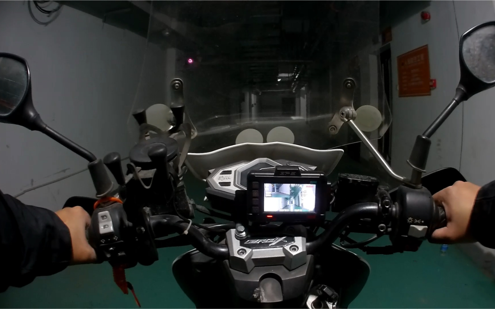 安装摩托行车记录仪