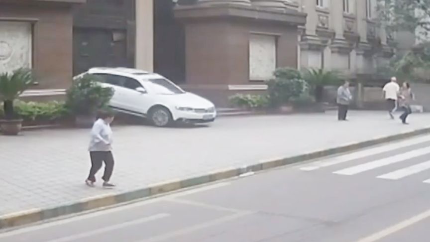 手艺不过关别开车上路啊!司机一倒车就撞人,紧张起来油门当刹车