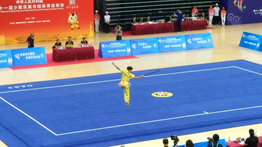 少数民族运动会上,宁夏帅小伙参加单器械比赛,引来阵阵掌声