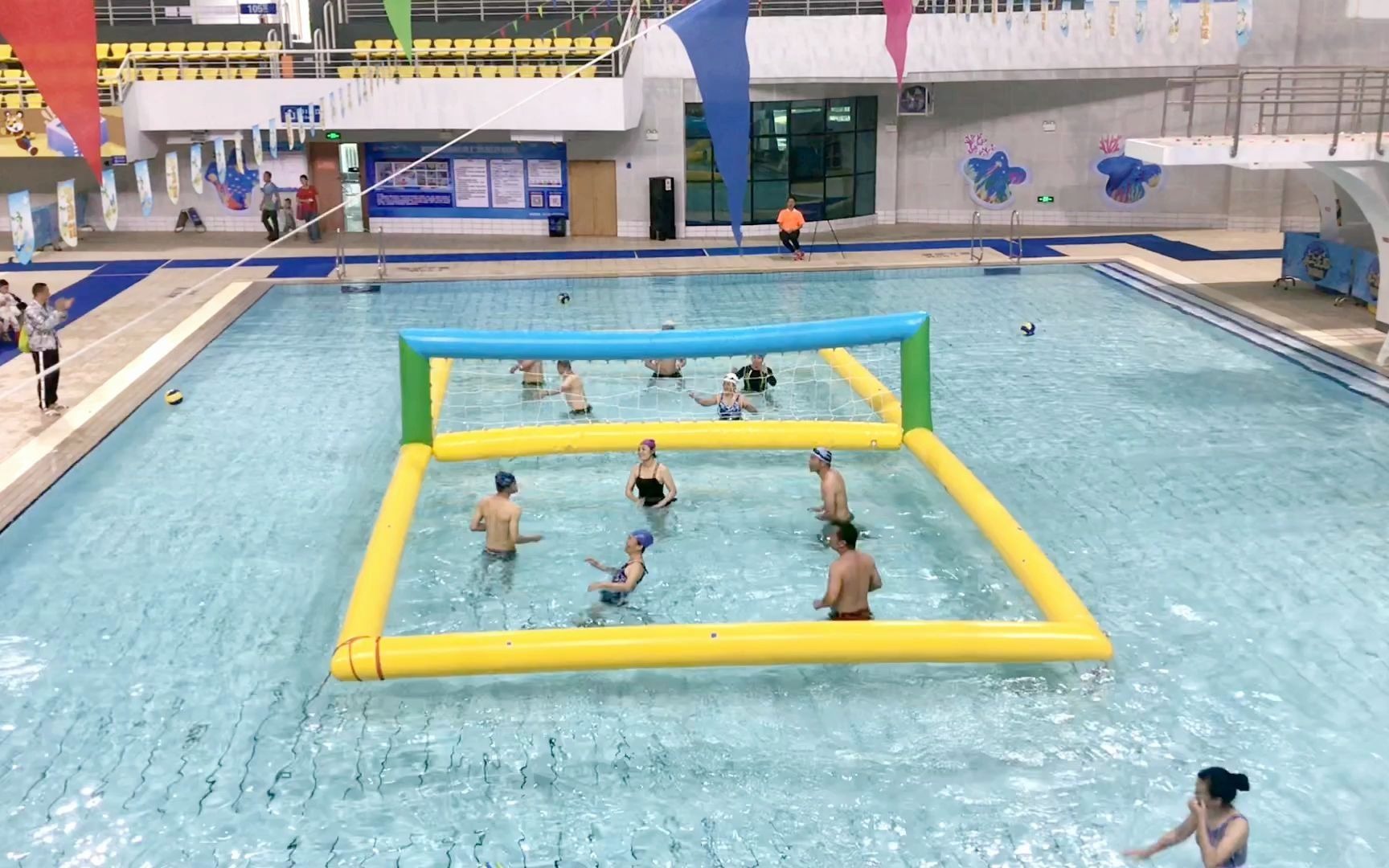 这些人真会玩,水中气排球比赛,比拼谁击球多还是发球得分多