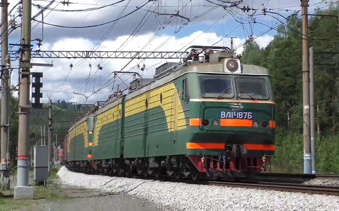 带货运列车的电力机车VL11K-187