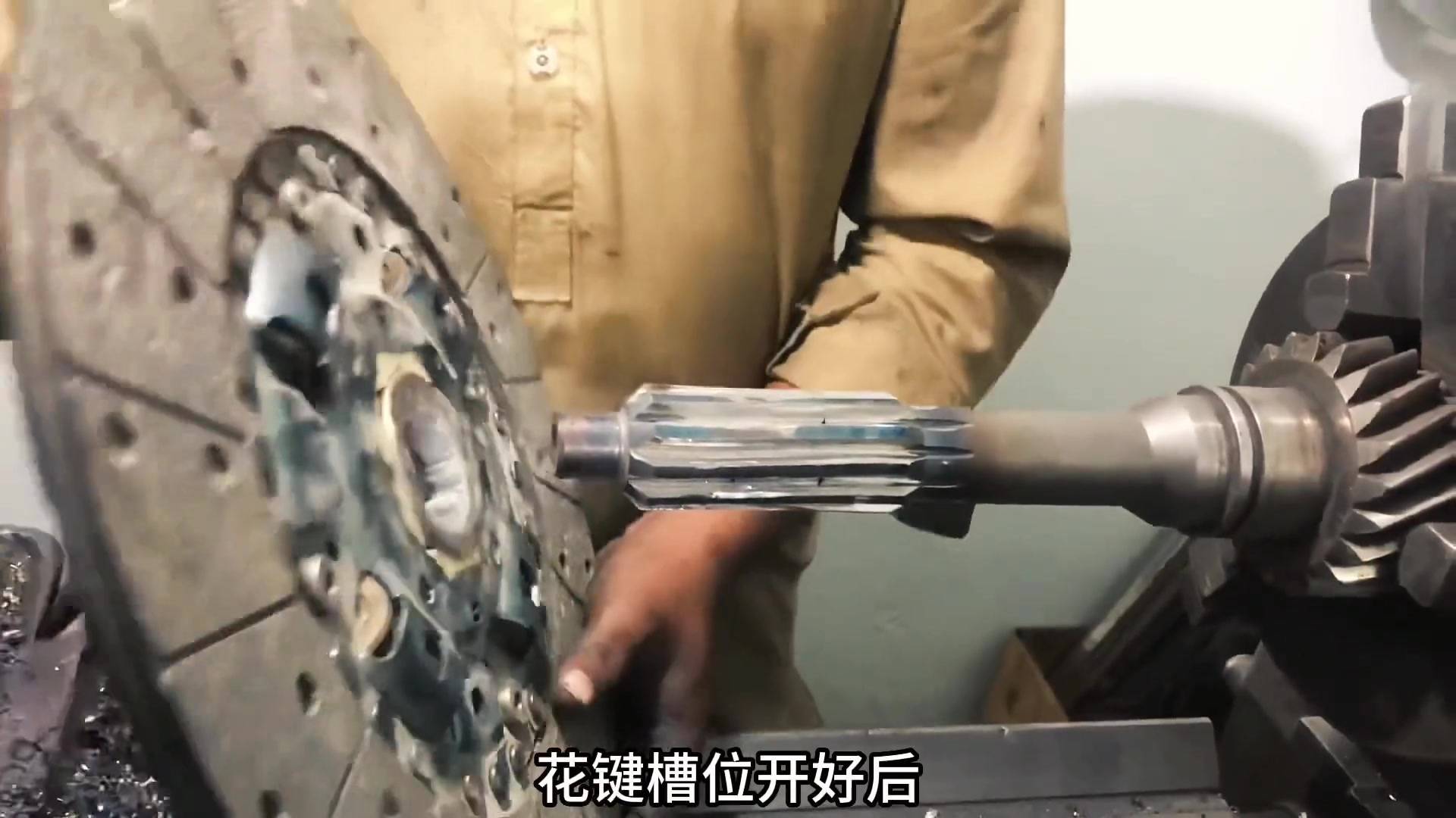 师傅维修变速箱一轴全过程用砂轮机开槽真是惊呆了我