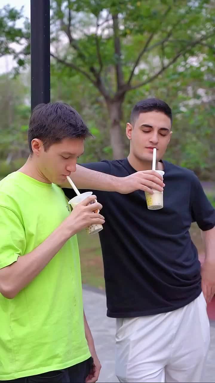 老外弟弟们还真以为珍珠奶茶用是珍珠做的!