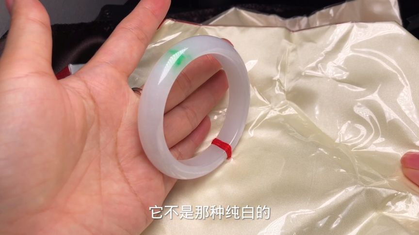 老板娘在线分享几支冰种翡翠手镯,网友:好看冰清玉洁的