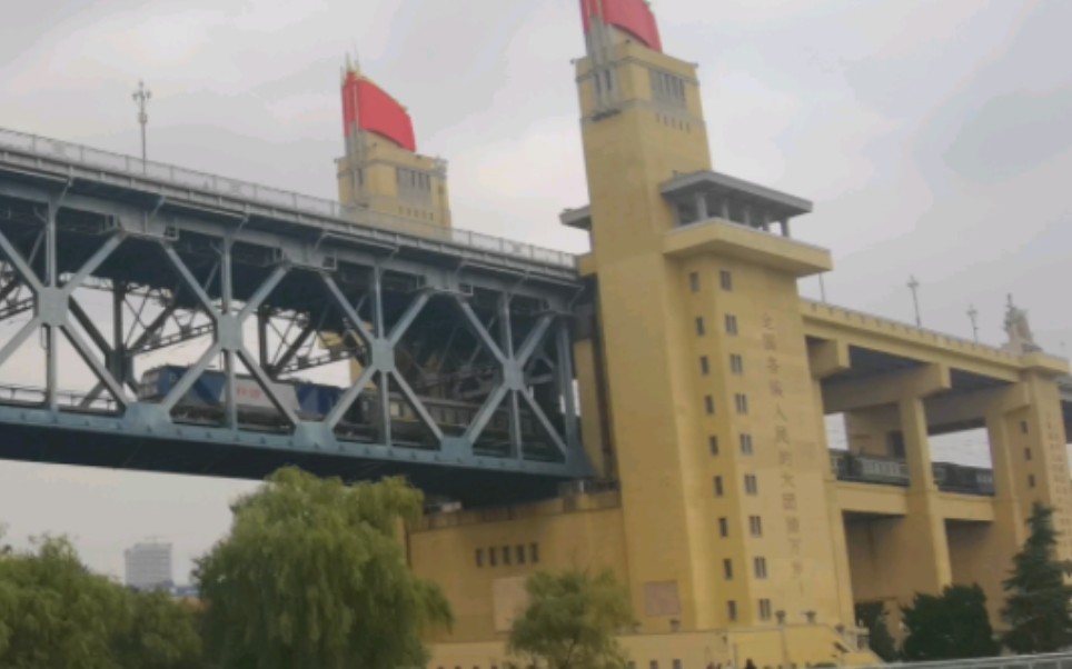 【随手拍车】K1156次列车通过南京长江大桥