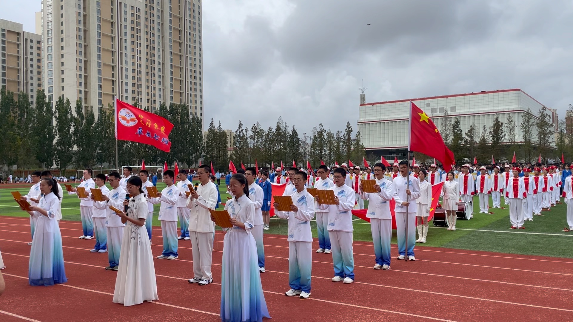 运动会开幕式上高二7班的朗诵,多才多艺