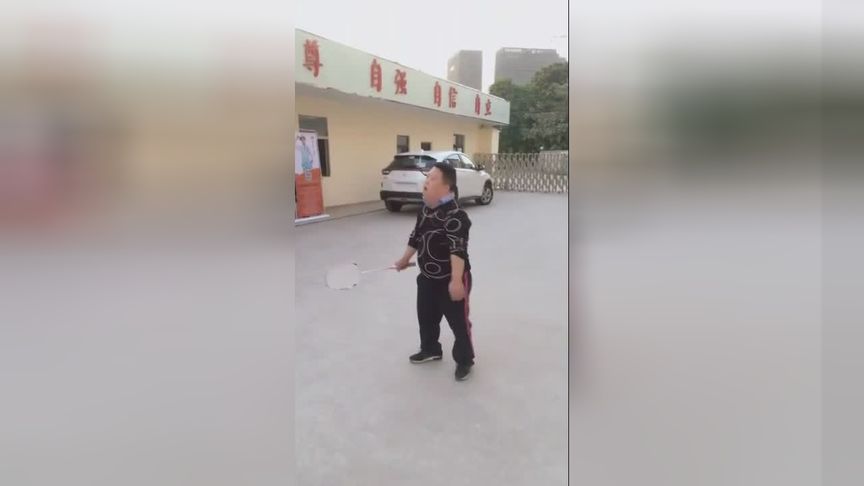 小伙子双腿截肢还坚持打羽毛球,比起那些装残疾人乞讨的人强多了