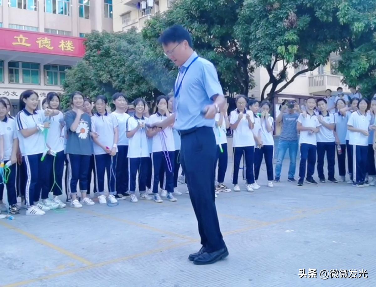 这个学校的跳绳运动已经成为传统,校长都在跳,非常棒!#茂名头条#